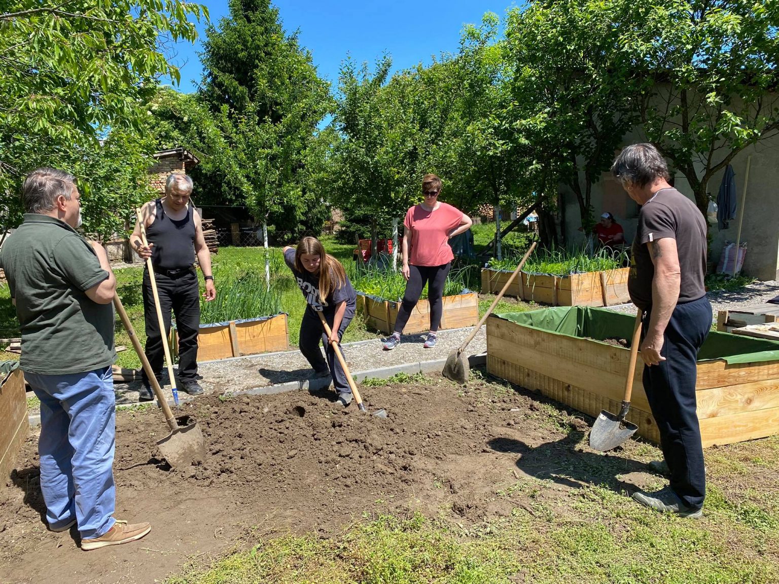 Nove vrtne gredice - Udruga slijepih SMŽ Sisak | I. Meštrovića 32